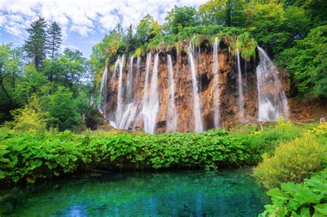 이국적인 폭포와 플리트 비 체 호수 국립 공원의 호수 풍경 유네스코 자연 세계 유산과 크로아티아의 유명한 여행 목적지 호수는 크로아티아 중앙에 위치 하 고 있습니다 경관에