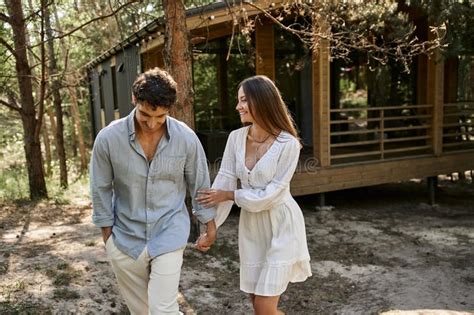 Mujer Feliz Cogiendo La Mano Con La Sonrisa Imagen De Archivo Imagen