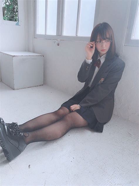 Iori Moe 伊織もえ 今日は制服着て写真撮ってたよ〜 ´ω` 真面目な感じ！