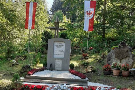 Franz Innerhofer Denkmal auf dem Innsbrucker Tummelplatz gesegnet Süd