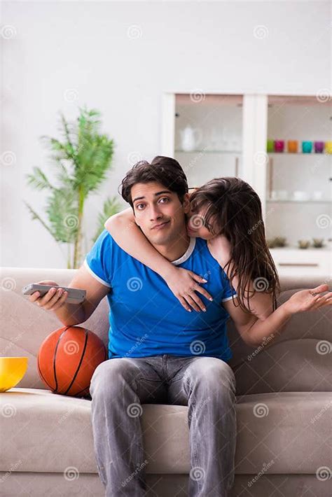 O Basquetebol De Observação Do Homem Com Sua Esposa Imagem De Stock