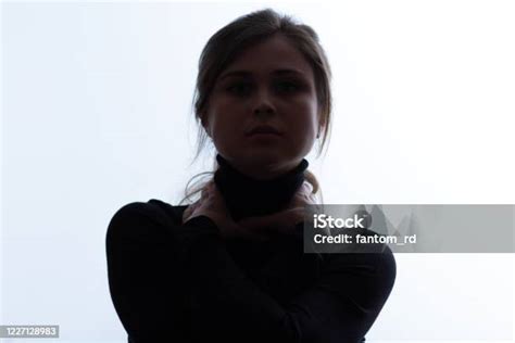 목을 움켜쥐고 있는 검은 색의 젊은 아름다운 여성의 초상화 얼굴 검역 및 전염병 아래 2020 년 생활 양식은 사람을 질식 위험