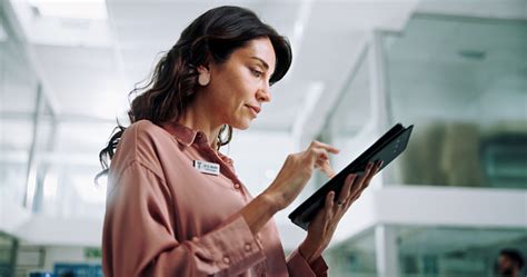 여성 태블릿 및 사무실과 의료 컨설턴트 의사의 웹 체크리스트가 있는 온라인 및 앱 클리닉에서 의료 결과를 계획하고 검토하는 기술 전문 및 원격 의료 40 44세에 대한 스톡