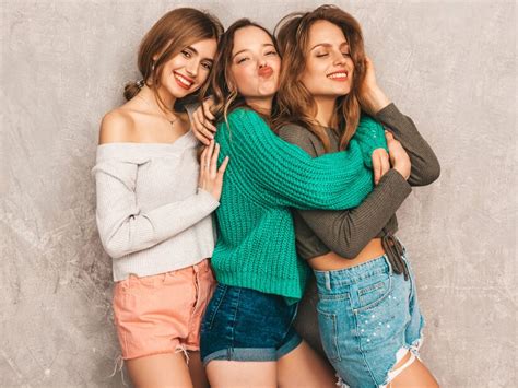 Tres Jóvenes Hermosas Sonrientes Hermosas Chicas En Ropa De Moda De