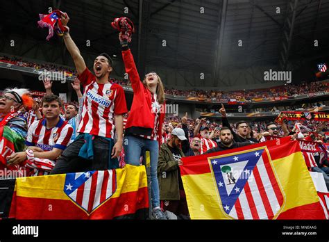 Atletico Madrid Aficionados Antes De La Final De La Uefa Europa League