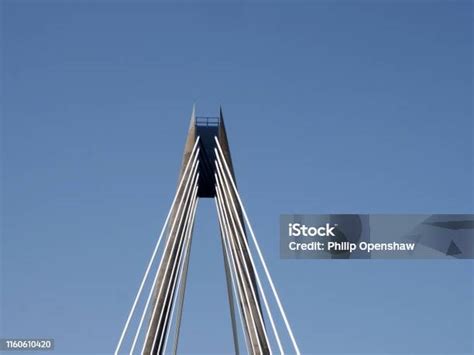 푸른 여름 하늘을 배경으로 사우스포트 머지사이드의 해양 길 현수교에서 타워와 케이블을 감상할 수 있습니다 0명에 대한 스톡 사진