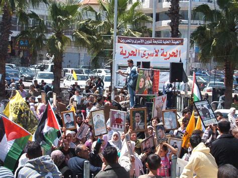 كونا يوم الاسير الفلسطيني مناسبة رمزية لابراز معاناة الاسرى في سجون