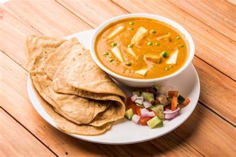 Paneer Butter Masala는 코티지 치즈를 사용하여 만든 유명한 인도 음식 레시피로 로티 또는 차파티라고도 하는