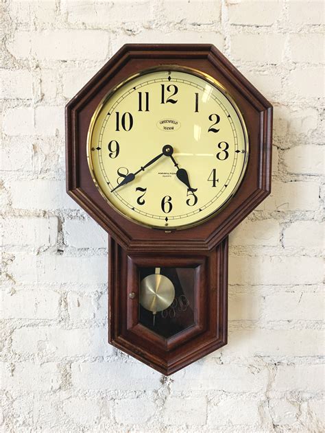 Pendelum Wall Clock — Hook Props