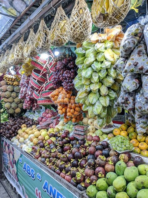 Una Gran Variedad De Fruta Fresca De Asia Foto De Archivo Editorial