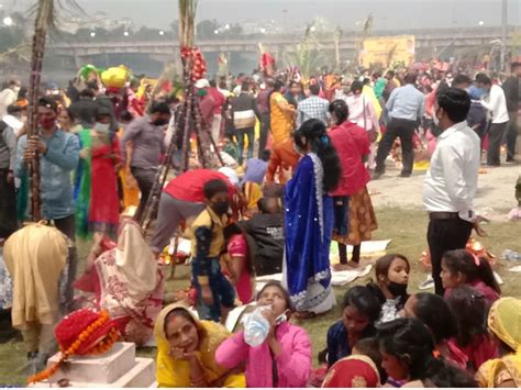 गोमती तट पर उमड़ी भीड़ सूप में फल ठेकुआ सजाकर व्रती महिलाओं ने अस्ताचल सूर्य को पहला अर्घ्य