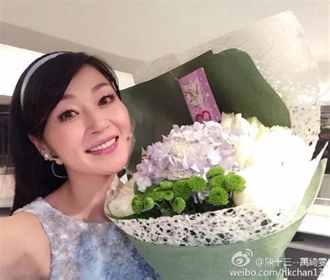 萬綺雯是香港美腿王 甄子丹當眾下跪求婚 與老公相識七天閃婚 每日頭條