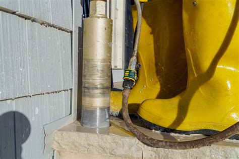 건설 현장에서 산업용 드릴링 머신으로 콘크리트에 구멍을 뚫습니다 Rotary International에 대한 스톡 사진 및 기타 이미지 Rotary