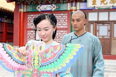 高齡生女的伊能靜真人長啥樣？路人拍下生圖，50歲像35歲 每日頭條