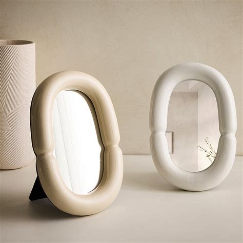 까사미아 볼륨감 있는 테두리 디자인이 유니크한 버블 탁상 거울입니다 거울 뿐만 아니라 인테리어 오브제로도 공간에 포인트를 줄 수 있고 뒷면에 벽걸이 고리와 받침대가