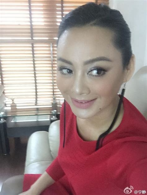 44歲寧靜微博曬照，表情僵硬完敗45歲楊鈺瑩！ 每日頭條
