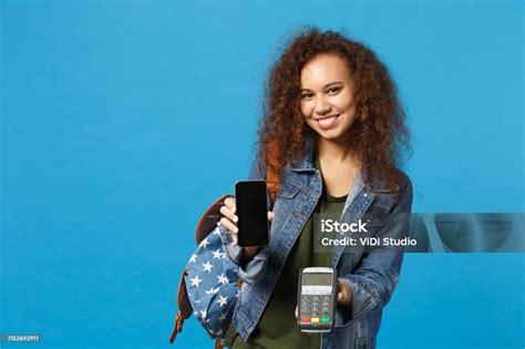 데님 옷 배낭 홀드 터미널 파란색 배경 스튜디오 초상화에 고립에서 젊은 아프리카계 미국인 소녀 십 대 학생 고등학교 대학 대학 개념에서 교육 복사 공간을 모의 합니다 가방에