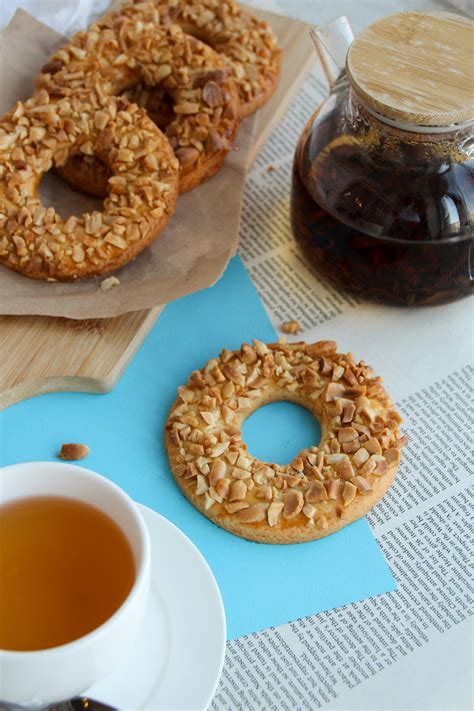 실내 가벼운 스낵 감자칩 고요함 구운 단순한 달콤한 도기 디저트 따뜻한 머그 머그컵 미니멀리스트 미식가 부드러운 조명 술을 마시다 스낵