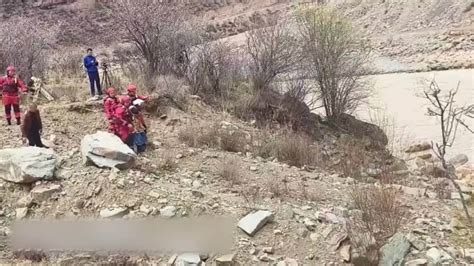 31岁男子因家庭纠纷跳河，消防立即跳进湍急河流中将其救起凤凰网视频凤凰网