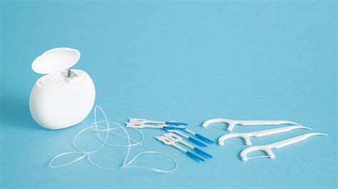 Hilo dental: tipos, usos y recomendaciones | Clínica dental Tiiz