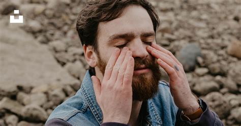 손으로 얼굴을 가리고 있는 파란색 데님 재킷을 입은 남자 사진 Unsplash의 무료 감정 이미지