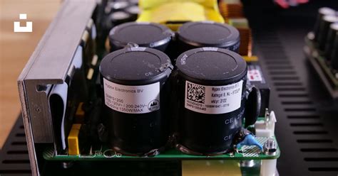 마더 보드 위에 앉아있는 두 개의 배터리 사진 Unsplash의 무료 하이펙스 이미지