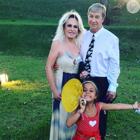 Foto Ana Maria Braga posa abraçada ao namorado Bill em foto