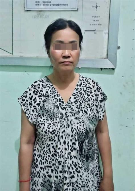 បុរសម្នាក់ត្រូវស្ត្រីជាគូស្នេហ៍ចាក់មួយចុងកន្ត្រៃរួចចាក់អាល់កុលស្រោចដុតបន្ថែមទៀត