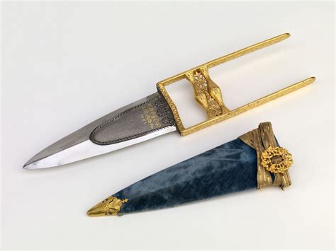 Exquisite Watered Crucible Steel Punch Dagger