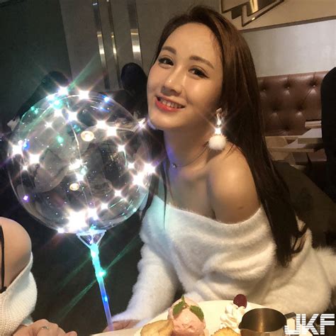 巨乳正妹 華華 包不住的巨乳太誘人了吧 表特正咩 冰楓論壇 綜合論壇遊戲攻略外掛下載軟體下載省錢優惠星座運勢手機app