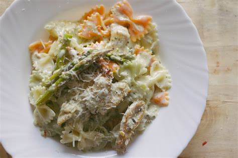 Pasta con pollo y espárragos en salsa cremosa Ella Quien Come