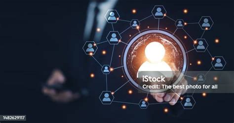 고객을 타겟팅하기 위해 화면을 터치하는 사업가 대상 고객 구매자 페르소나 고객 행동 개념 마케팅 계획 및 전략 개인화 마케팅 고객 중심 전략 개인화에 대한 스톡 사진 및