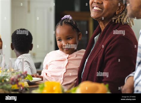 Petite Fille Afro Américaine Assise Sur Les Genoux De Grand Mère Au