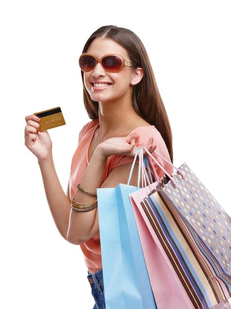 Bolsa de compras de mujer y tarjeta de crédito para retrato de estudio fondo blanco y ventas