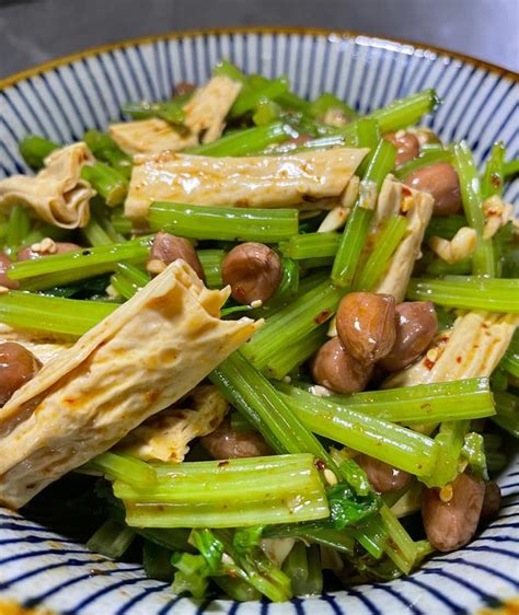 【夏日凉拌菜芹菜腐竹花生米的做法步骤图】沐沐妈妈的料理日常下厨房