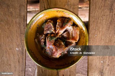 파차 망카 의식에서는 양고기 알파카 돼지 고기 및 쇠고기가 요리됩니다 또한 다양한 괴경과 야채 모두 뜨거운 돌 아래에 있고 지구로 덮여 있습니다 0명에 대한 스톡 사진 및