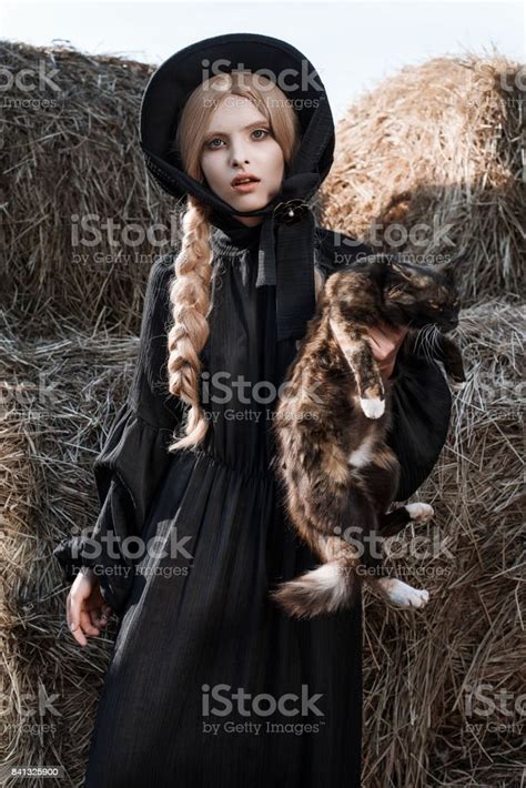 패션 젊은 여자는 시골에서 세련 된 블랙 드레스와 모자를 착용 아미 쉬 스타일 패션 아미시에 대한 스톡 사진 및 기타 이미지 아미시 한 명의 여자만 농장 Istock