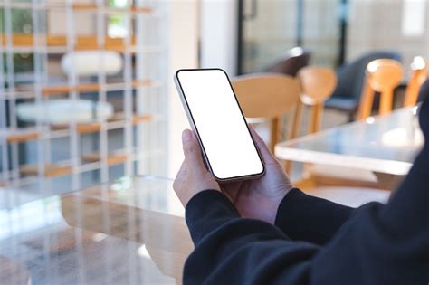 카페에서 빈 데스크톱 화면으로 휴대 전화를 들고있는 여성의 모형 이미지 35 39세에 대한 스톡 사진 및 기타 이미지 35