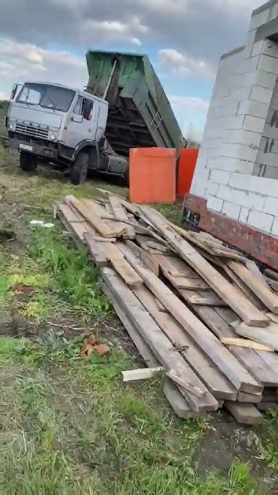Начал завозить землю чернозём для поднятия участка на 20см и под газон