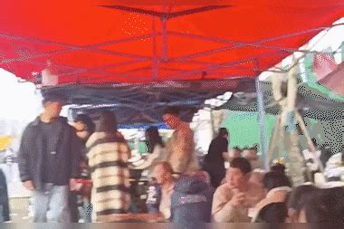 四川工地食堂因饭菜实惠成大学生打卡点 拍摄者保证让工人们优先用餐