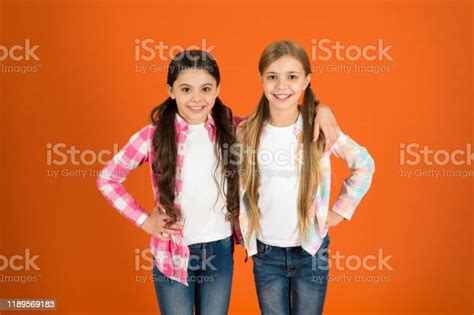 긴 머리 여성 속성 여자는 일반적으로 자신의 머리가 길게 성장하자 건강하고 빛나는 모발 긴 사랑스러운 헤어 스타일과 아이 귀여운 아이 자연의 아름다움 헤어 케어 팁과 전문