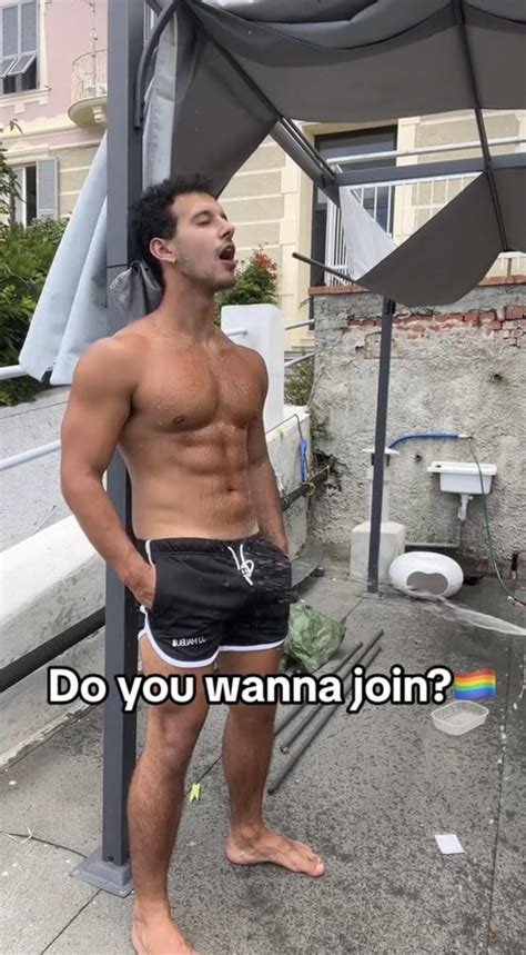 Any Straight Guys Like What They See Rmenshowering