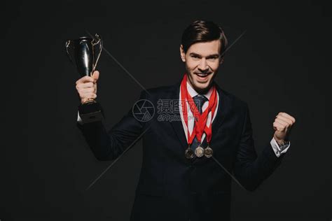 欣喜的商人佩戴奖牌高清图片下载 正版图片505766243 摄图网