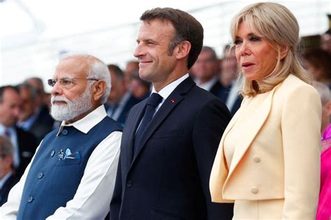 Video Brigitte Macron Lélégant Et Très Remarqué Baise Main Du