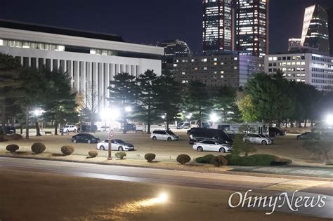 국회 잔디밭 곳곳에 계엄군 헬기 착륙 저지 차량 배치 오마이뉴스