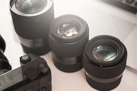 사진 촬영을 위한 현대적인 장비가 있는 작업장 미러리스 카메라와 프라임 렌즈 일안반사식 카메라에 대한 스톡 사진 및 기타 이미지