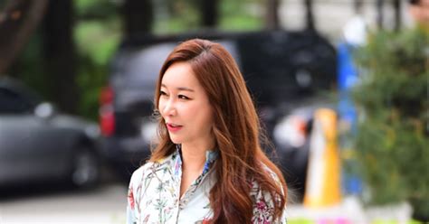 [포토엔]김지현 바람에 휘날리는 얇은 원피스 김원준 결혼식