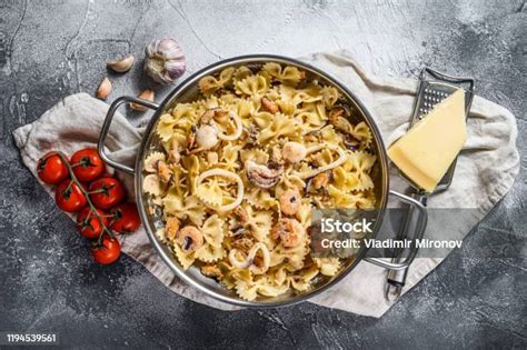 해산물 문어 새우 오징어 가리비 홍합을 곁들인 파스타 파팔레 회색 배경입니다 맨 위 보기 건강한 식생활에 대한 스톡 사진 및