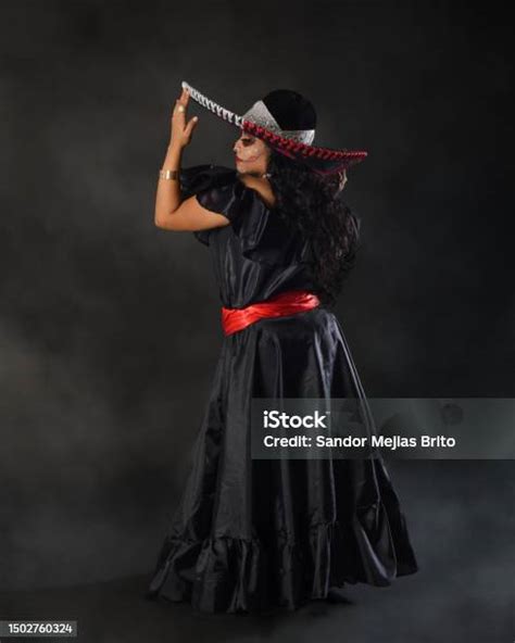 멕시코 국기 색상의 마리아치 모자를 쓴 카트리나 죽은 자의 날 축하 La Calavera Catrina에 대한 스톡 사진 및