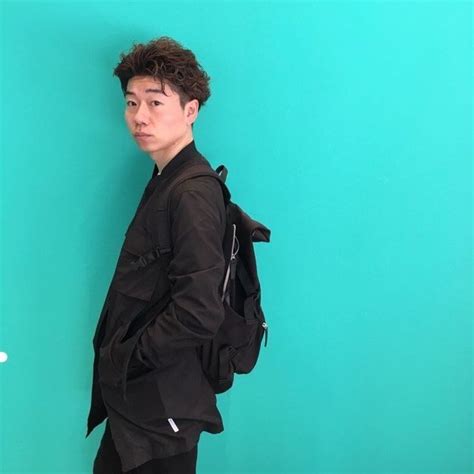彼と買出しの帰り道に、コメダ珈琲が目に入った。 店内はどの店舗もそうなのわからないけど、ガラス張りで、最近は表からも見えるガラス面（道側）に